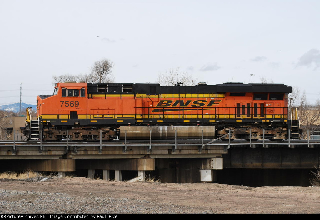 BNSF 7569